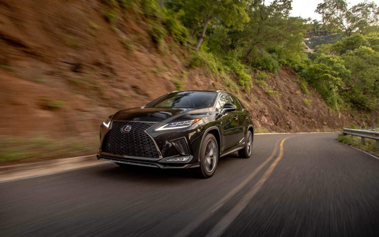 Comparison - Lexus RX 450h F SPORT 2020 - vs - Volkswagen Atlas V6 SEL 4MOTION 2021 | SUV Drive